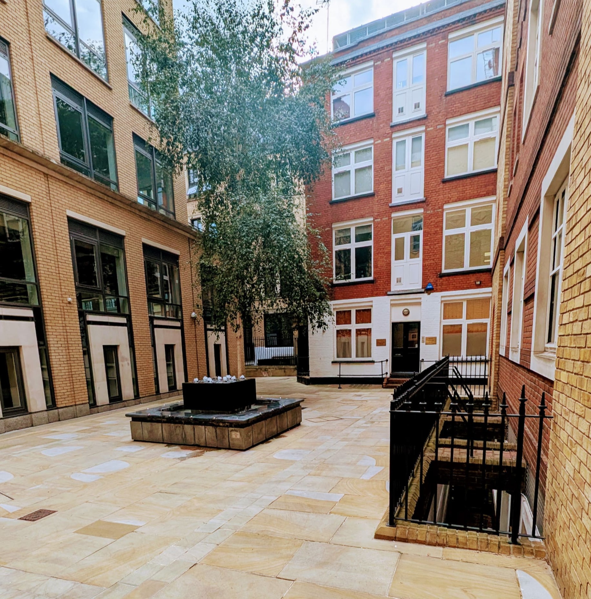 Through Johnson's Court » London self-guided audio tour app » VoiceMap