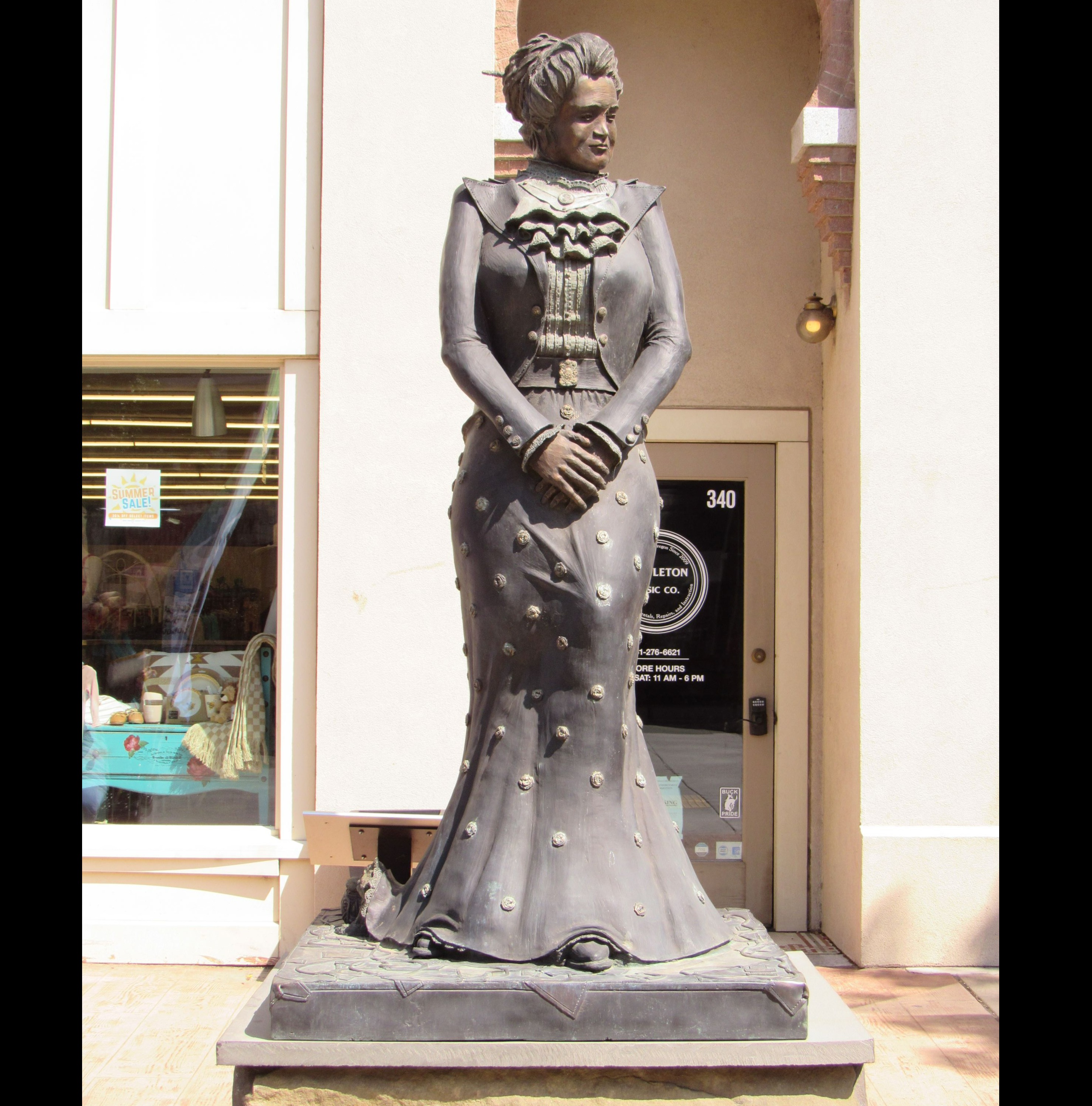At Stella Darby Statue » Pendleton, Oregon audio guide app » VoiceMap